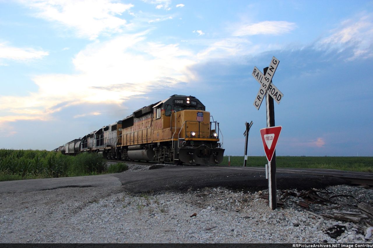 UP 1908 CSX 2722 6079